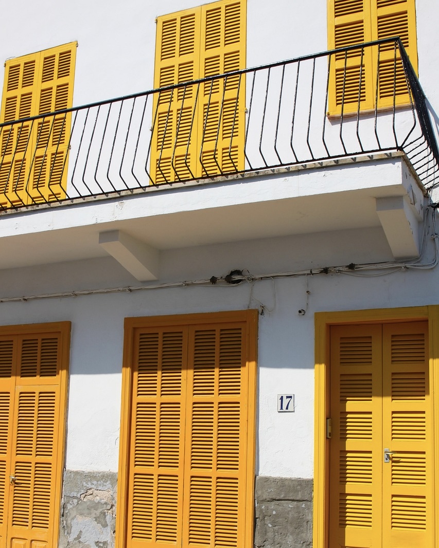 Ressentez l’énergie du jaune à Majorque à travers ses couleurs ...